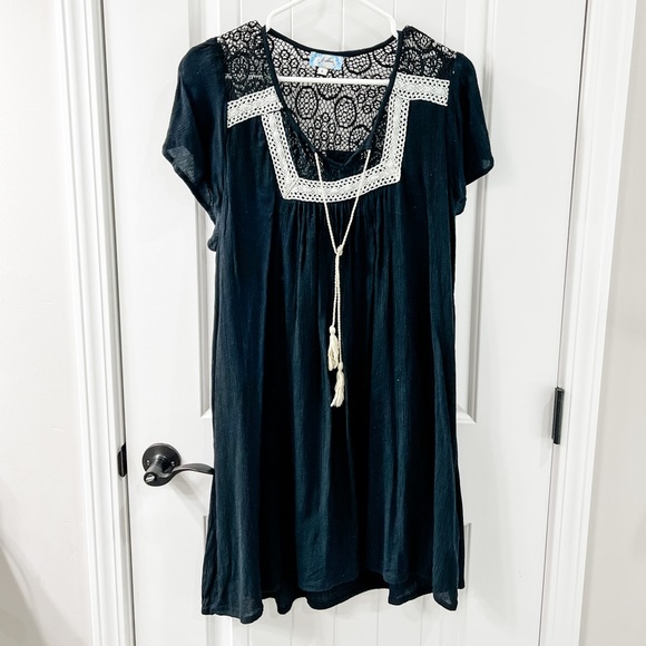 J Gee | Dresses | J Gee Black Short Sleeve Pleated Dress Black White ...